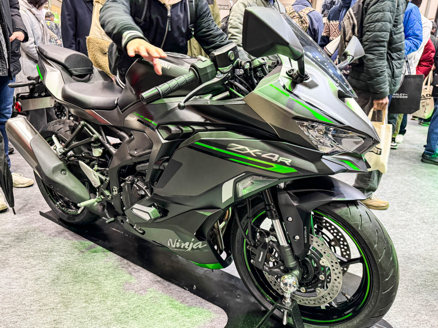 【現車確認】Ninja ZX-4R SEのスペック詳細・足つきチェック！ | 軽々と、遠くへ。