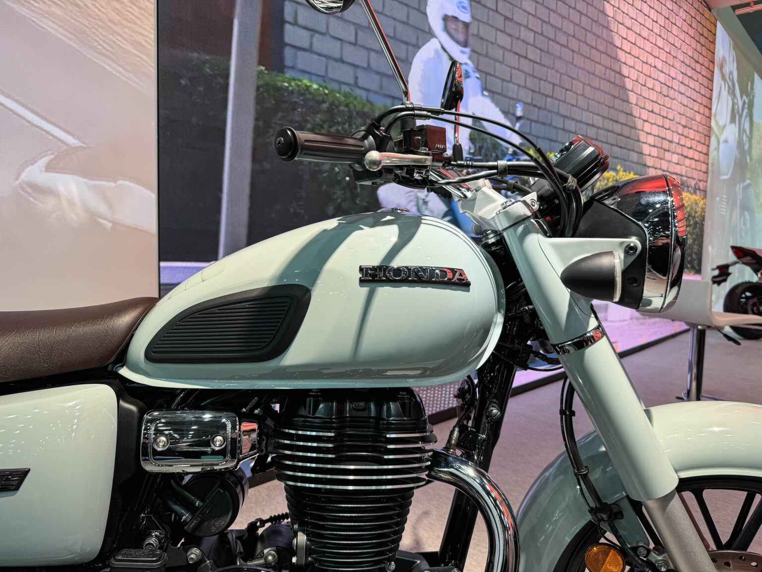 【現車確認】ホンダGB350C(プコブルー・ブラック)の実車写真で徹底解説！新設計パーツでレトロな魅力と現代の快適性を兼ね備えたバイク | 軽々と、遠くへ。