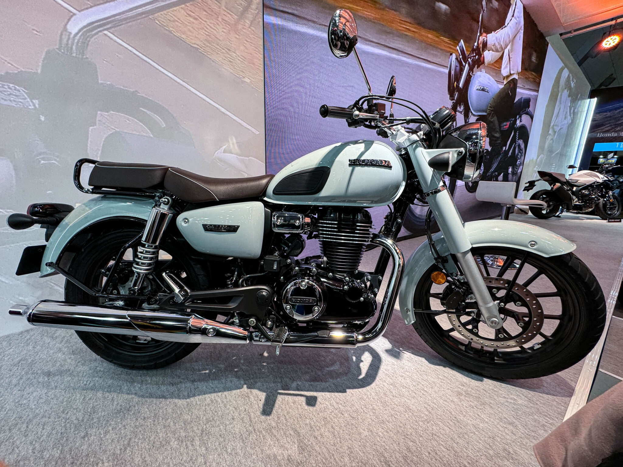 【現車確認】ホンダGB350C(プコブルー・ブラック)の実車写真で徹底解説！新設計パーツでレトロな魅力と現代の快適性を兼ね備えたバイク | 軽々と、遠くへ。