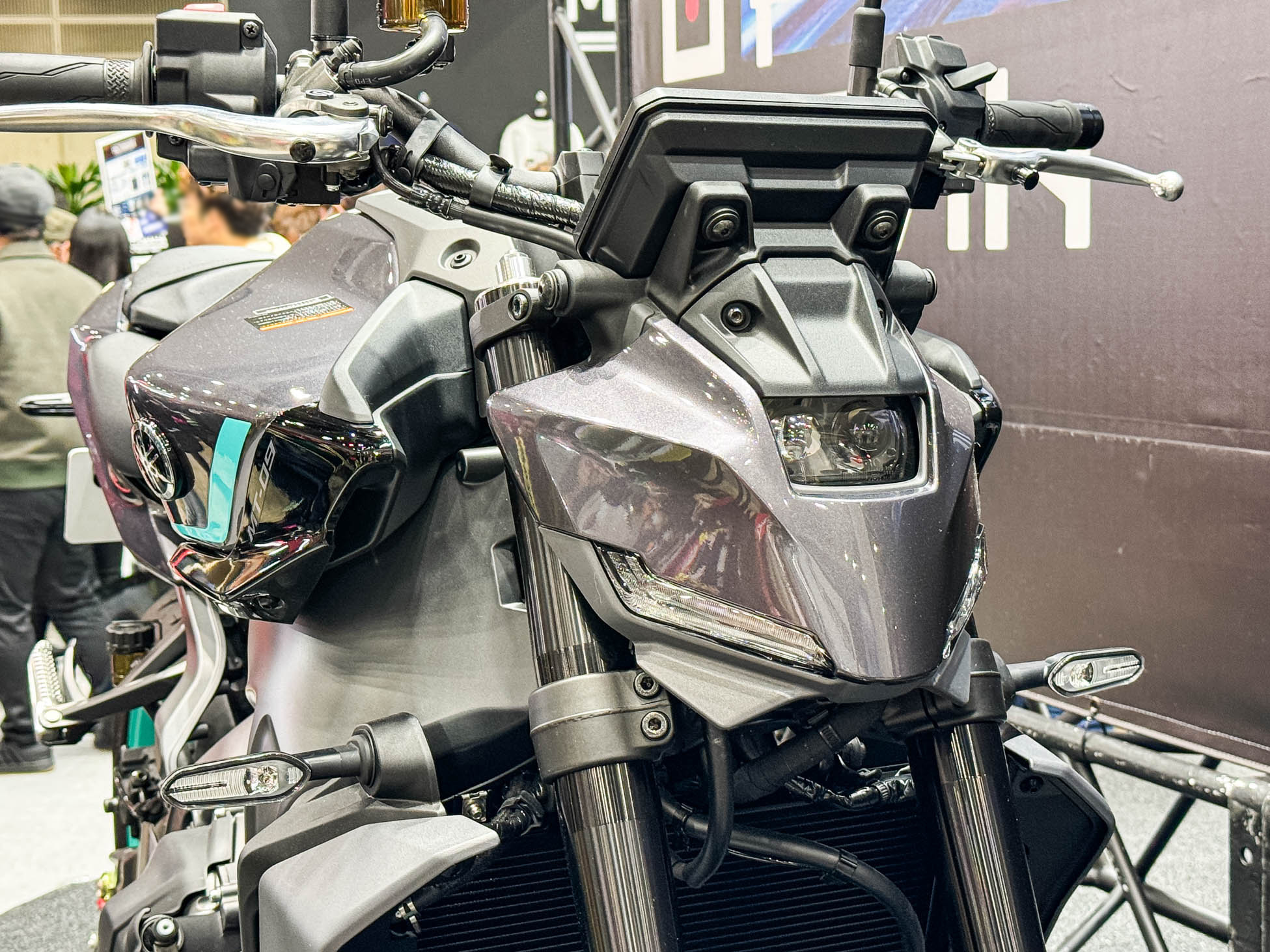 【現車確認】MT-09がさらに魅力的に！2024年モデルの変更点・スペック・足つきを実車写真で徹底解説 | 軽々と、遠くへ。