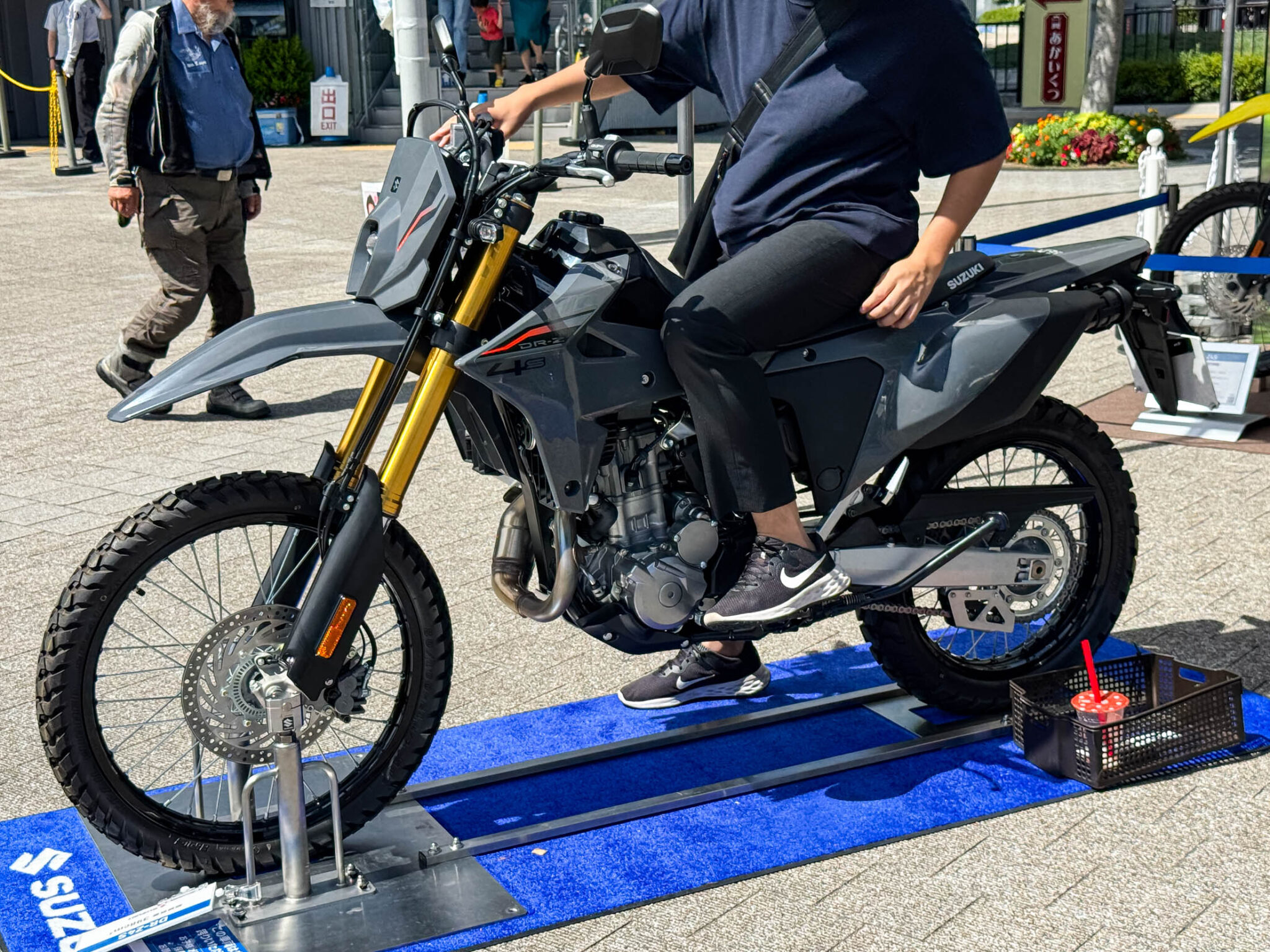 【実車チェック】スズキDR-Z4Sのスペック・魅力を徹底解説！400ccで151kgの軽量デュアルパーパス | 軽々と、遠くへ。